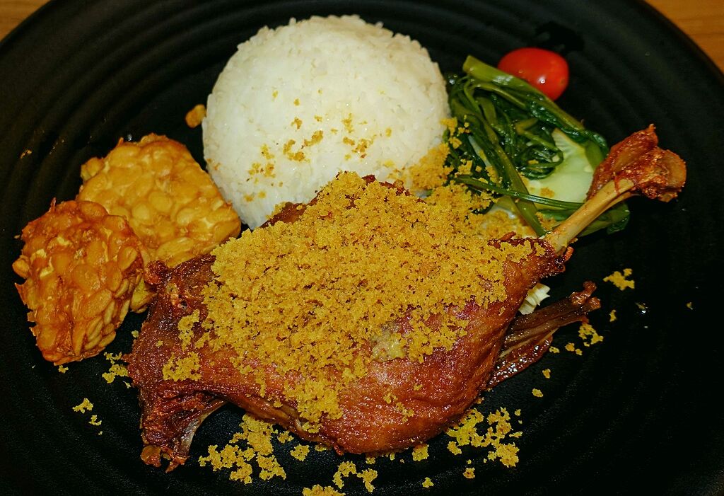 [Singapore] Crispy fried duck from Bebek Goreng Pak NDut, Lucky Plaza ...