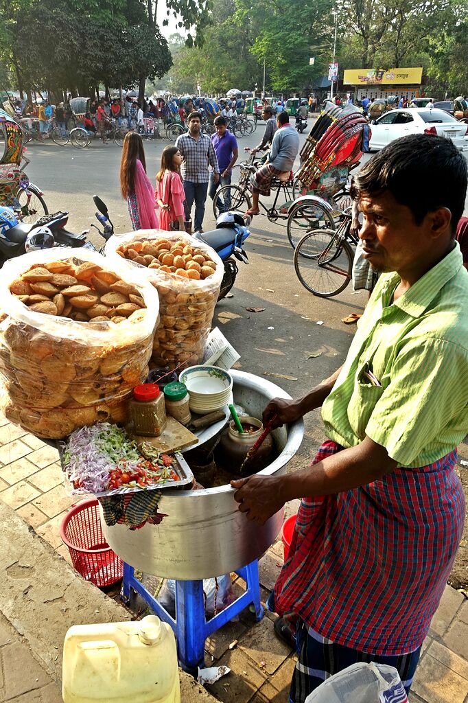 [Bangladesh] "Fuchka" at Teachers-and-Students Centre (TSC), Dhaka ...