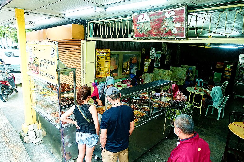 [Penang, Malaysia] Nasi kandar dinner at Nathrah Sari, Bee Ghah ...